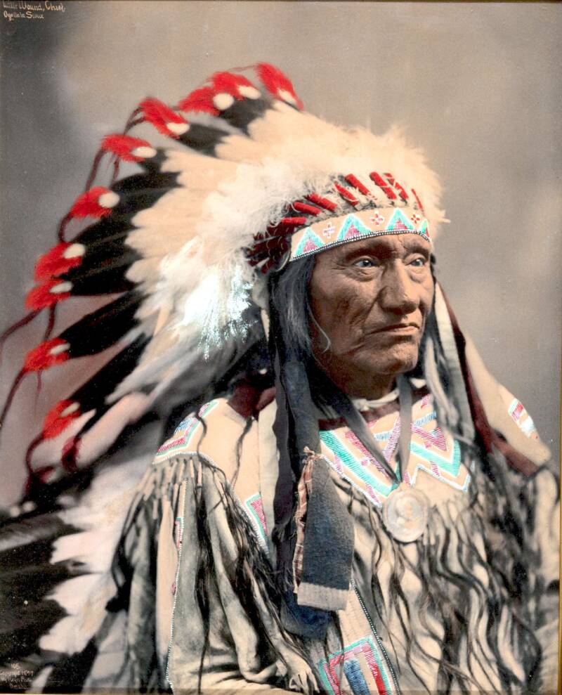 44 Colorized Native American Photos From A Century Ago