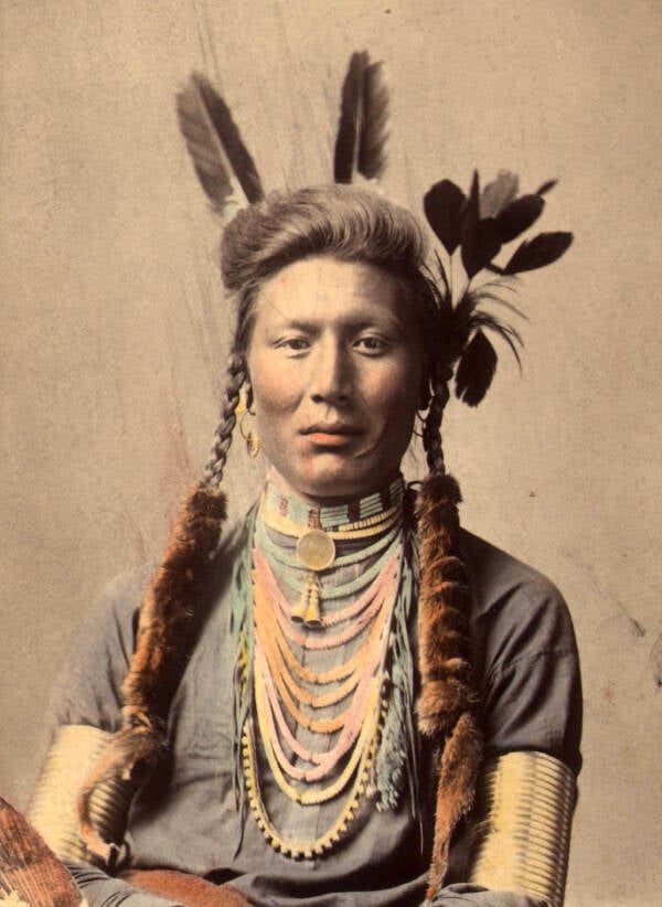 44 Colorized Native American Photos From A Century Ago