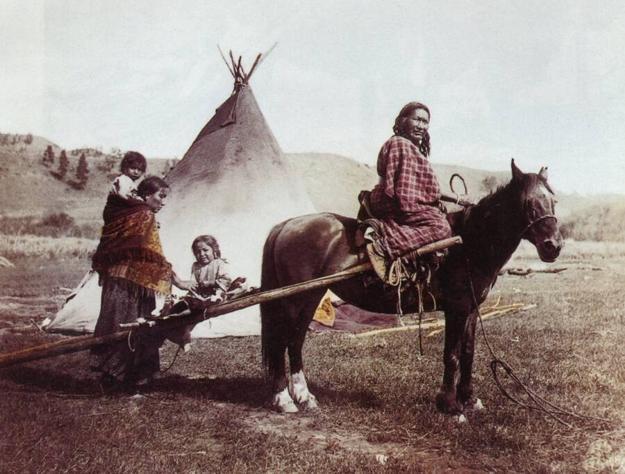 44 Colorized Native American Photos From A Century Ago