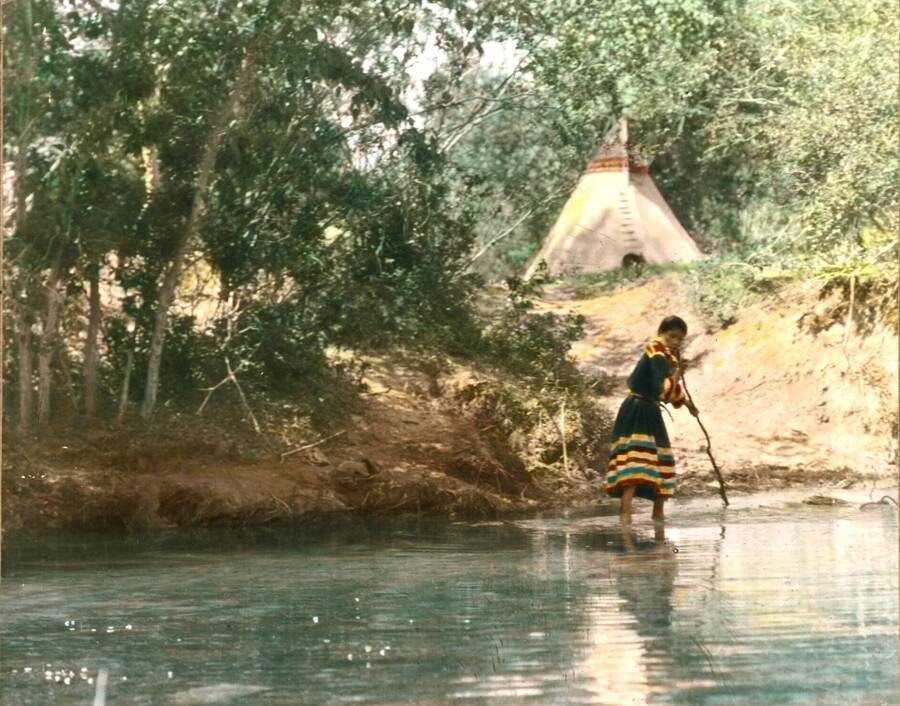 44 Colorized Native American Photos From A Century Ago
