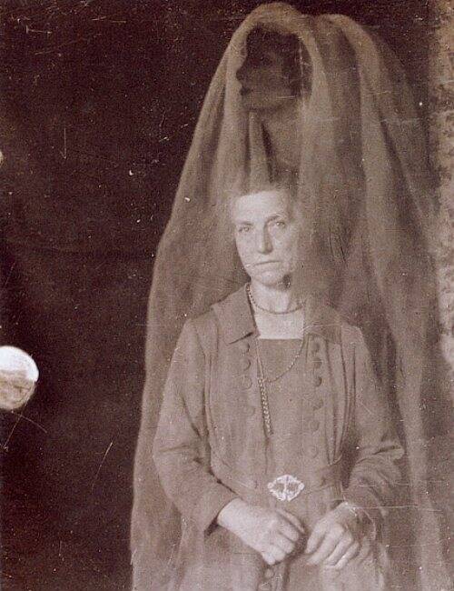 The Bizarre History Of Spirit Photography In 35 Chilling Pictures