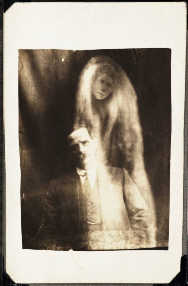 The Bizarre History Of Spirit Photography In 35 Chilling Pictures