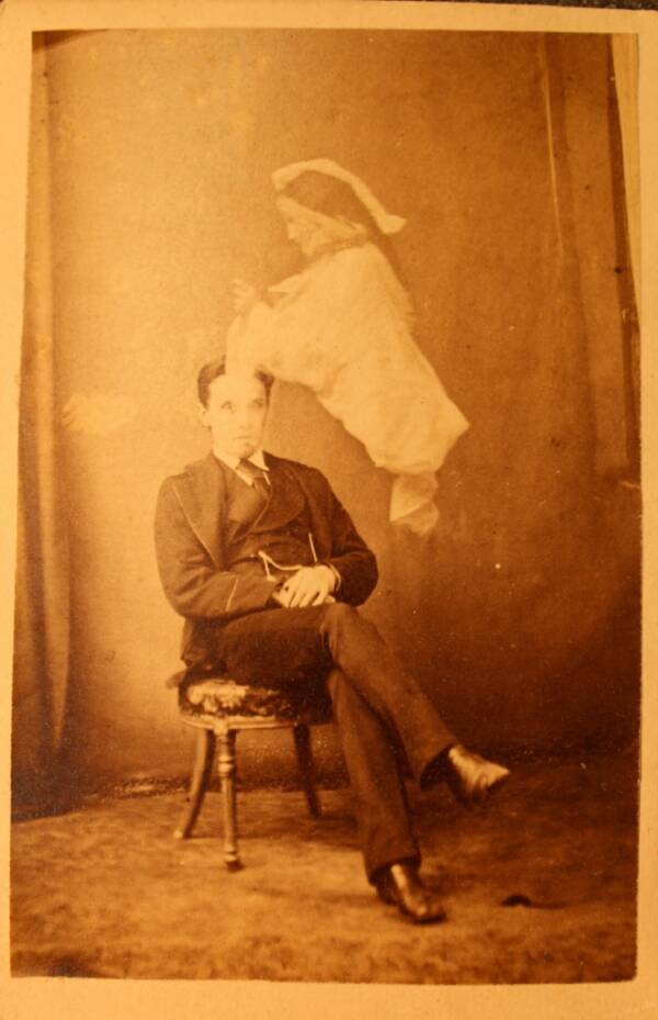 The Bizarre History Of Spirit Photography In 35 Chilling Pictures