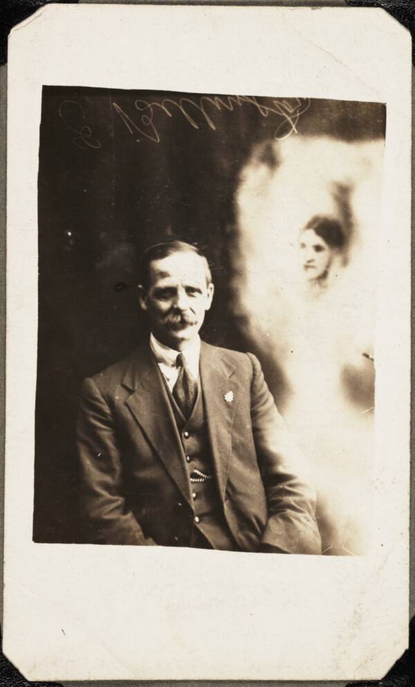 The Bizarre History Of Spirit Photography In 35 Chilling Pictures