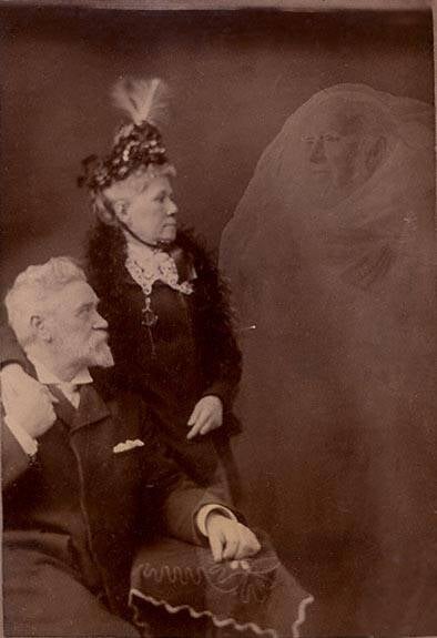 The Bizarre History Of Spirit Photography In 35 Chilling Pictures