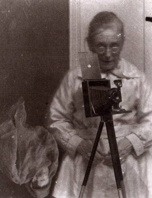 The Bizarre History Of Spirit Photography In 35 Chilling Pictures