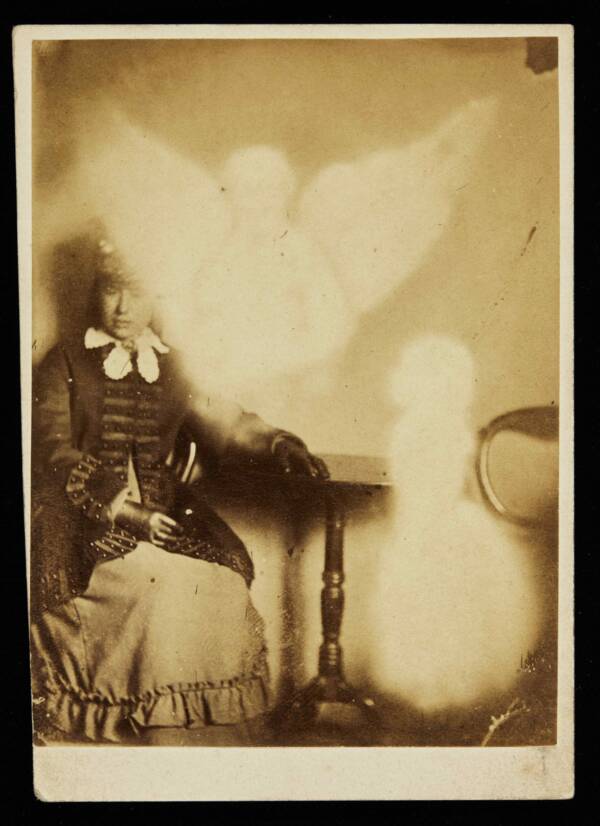 The Bizarre History Of Spirit Photography In 35 Chilling Pictures