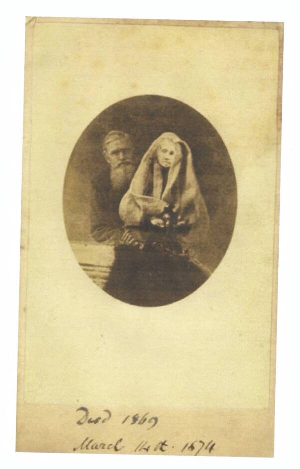 The Bizarre History Of Spirit Photography In 35 Chilling Pictures
