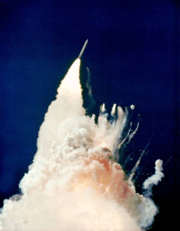 33 Photos Of The Challenger Explosion And Its Devastating Aftermath