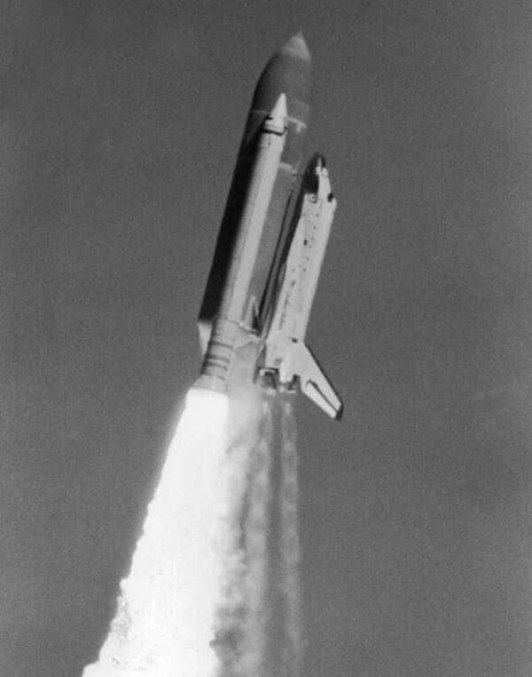 33 Photos Of The Challenger Explosion And Its Devastating Aftermath