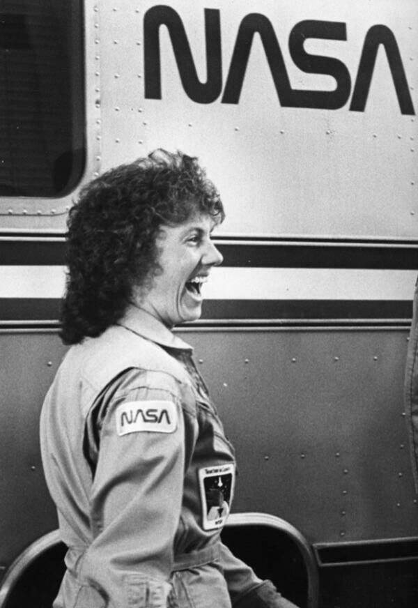 33 Photos Of The Challenger Explosion And Its Devastating Aftermath