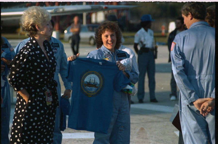 33 Photos Of The Challenger Explosion And Its Devastating Aftermath