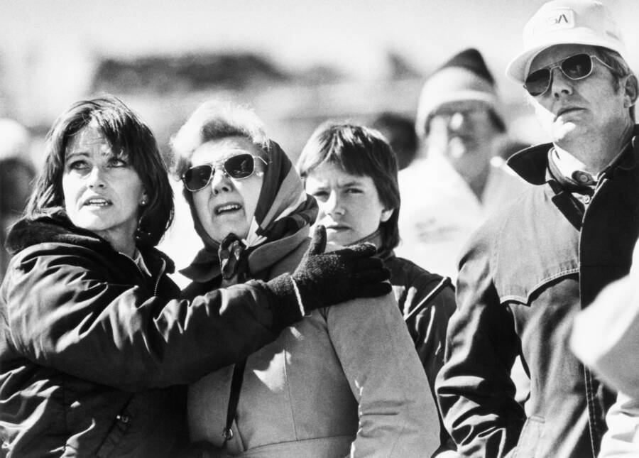 33 Photos Of The Challenger Explosion And Its Devastating Aftermath