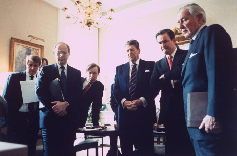 33 Photos Of The Challenger Explosion And Its Devastating Aftermath