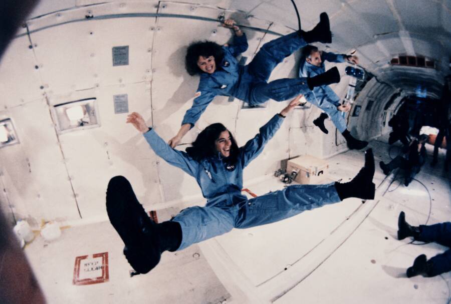 33 Photos Of The Challenger Explosion And Its Devastating Aftermath