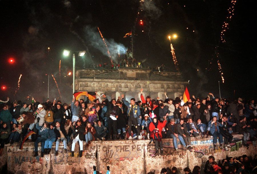 The Fall Of The Berlin Wall In 57 Stirring Photos