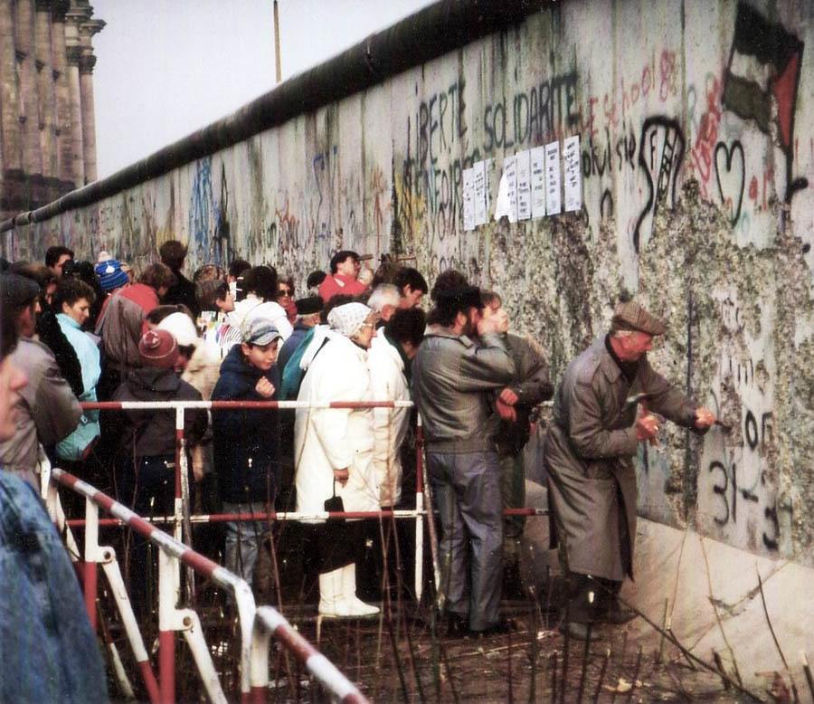 The Fall Of The Berlin Wall In 57 Stirring Photos