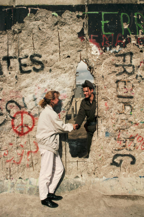 The Fall Of The Berlin Wall In 57 Stirring Photos