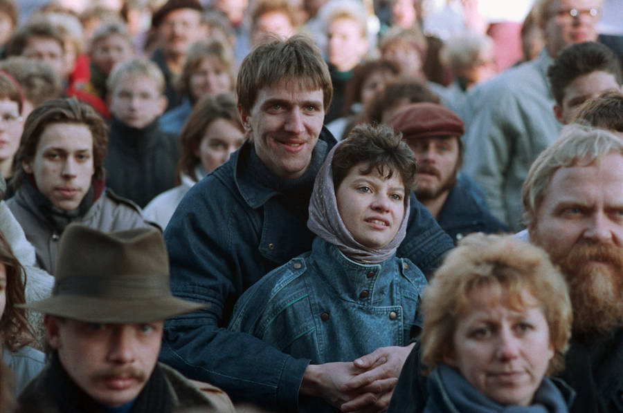 The Fall Of The Berlin Wall In 57 Stirring Photos