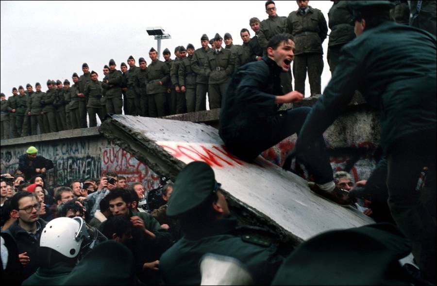The Fall Of The Berlin Wall In 57 Stirring Photos