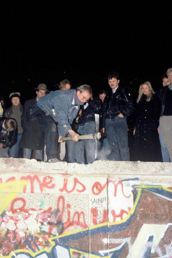 The Fall Of The Berlin Wall In 57 Stirring Photos