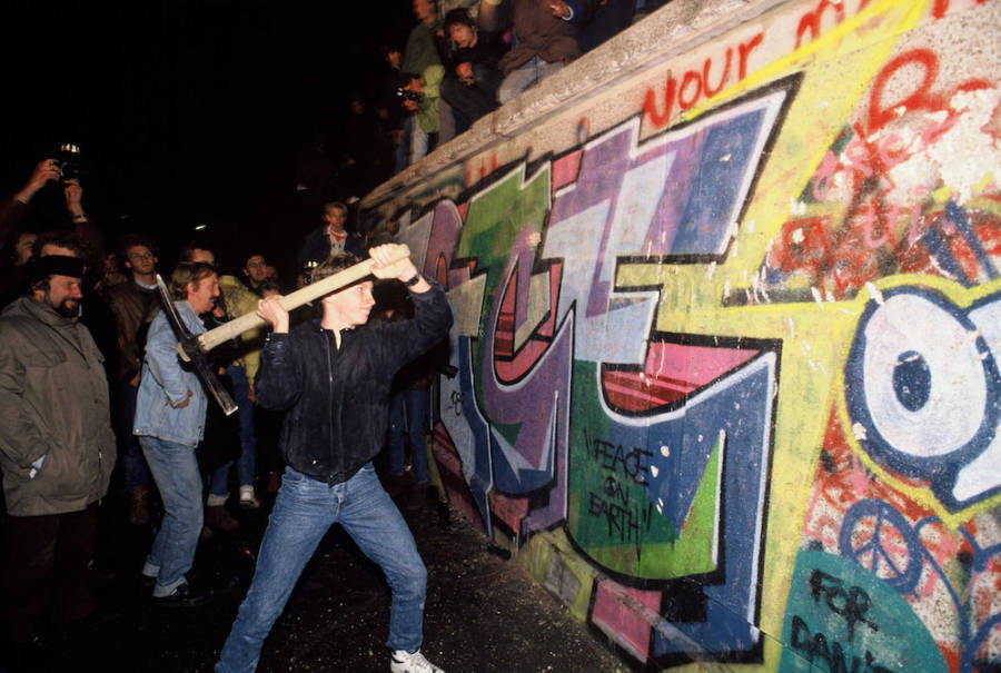 The Fall Of The Berlin Wall In 57 Stirring Photos