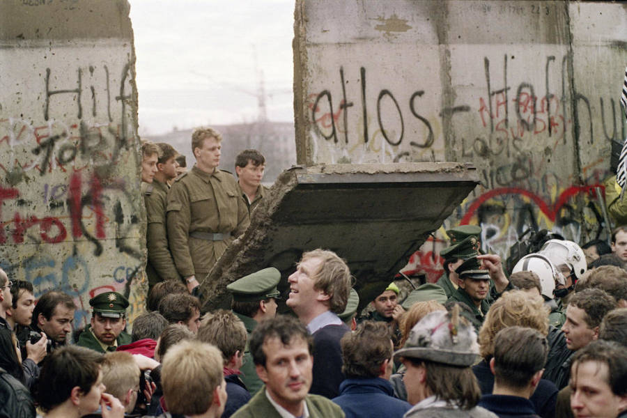 The Fall Of The Berlin Wall In 57 Stirring Photos