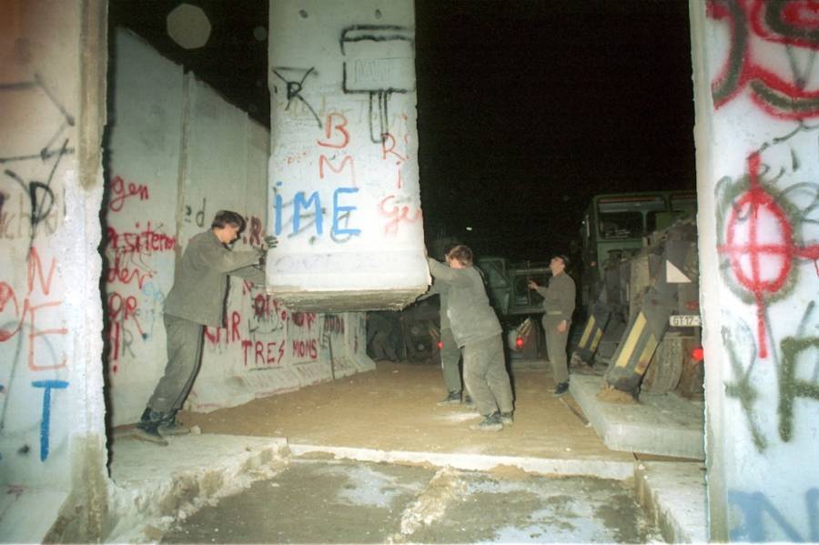 The Fall Of The Berlin Wall In 57 Stirring Photos