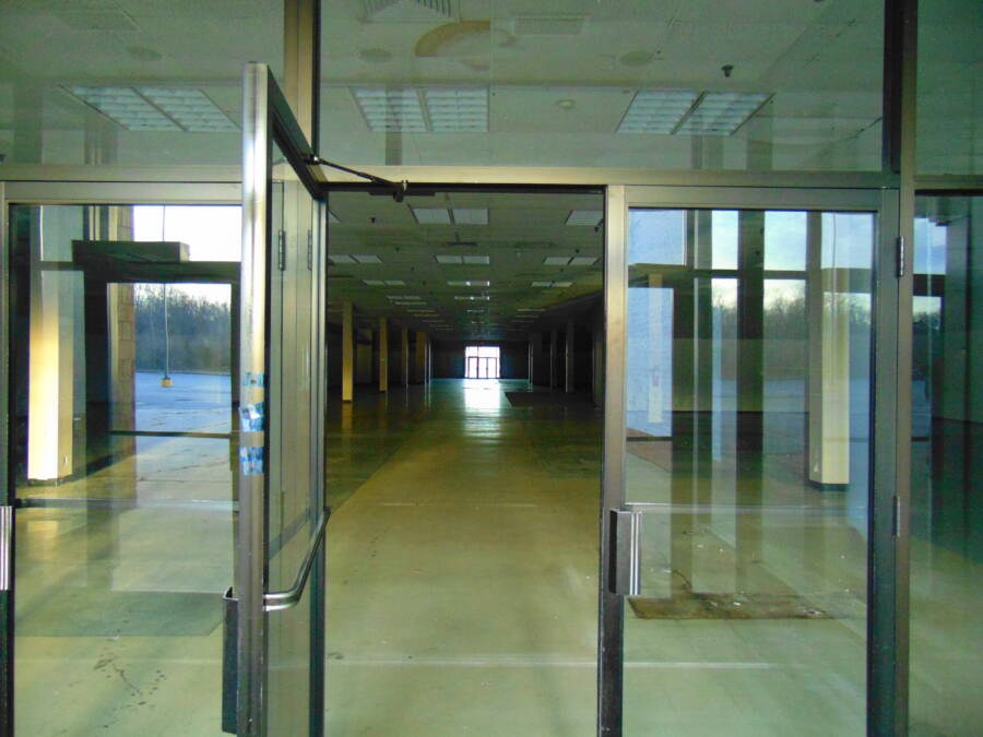 Inside America's Abandoned Malls, In 35 Haunting Photos