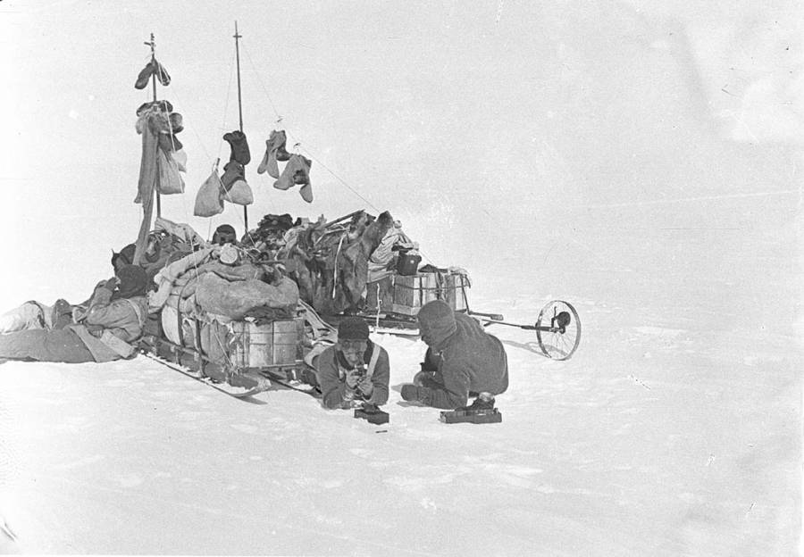 Antarctic Expeditions: 33 Breathtaking Early 20th Century Images