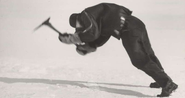 Antarctic Expeditions: 33 Breathtaking Early 20th Century Images