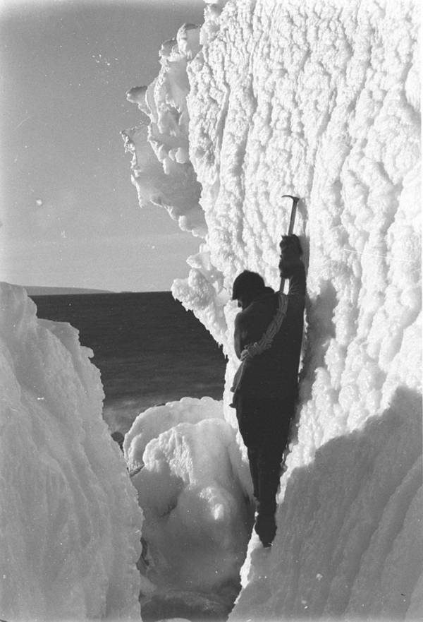 Antarctic Expeditions: 33 Breathtaking Early 20th Century Images