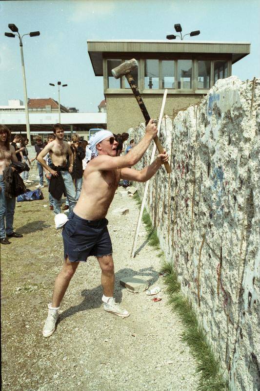 The Fall Of The Soviet Union In 36 Rarely-Seen Photographs
