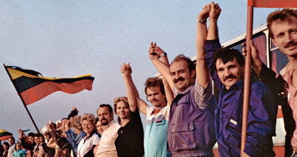 The Fall Of The Soviet Union In 36 Rarely-Seen Photographs