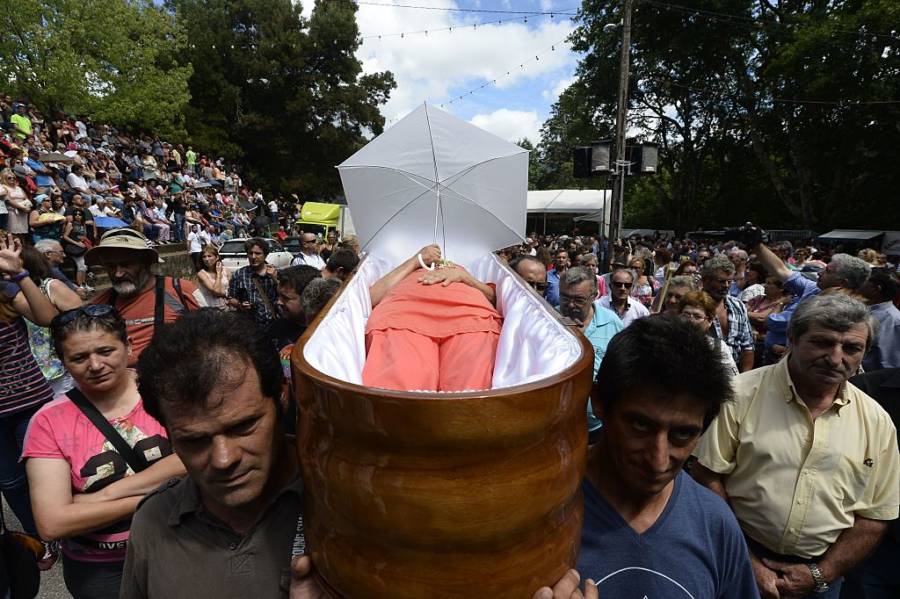 People In Spain Celebrate Being Alive By Having Their Relatives Cart ...