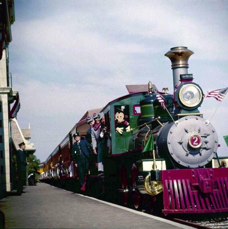 55 Photos Of Vintage Disneyland From The Park's Early Days