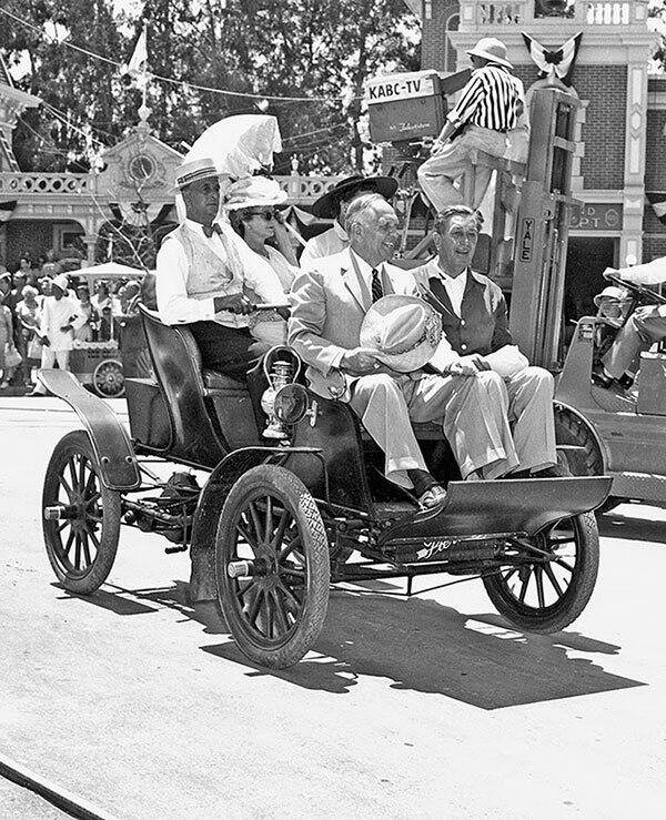 55 Photos Of Vintage Disneyland From The Park's Early Days