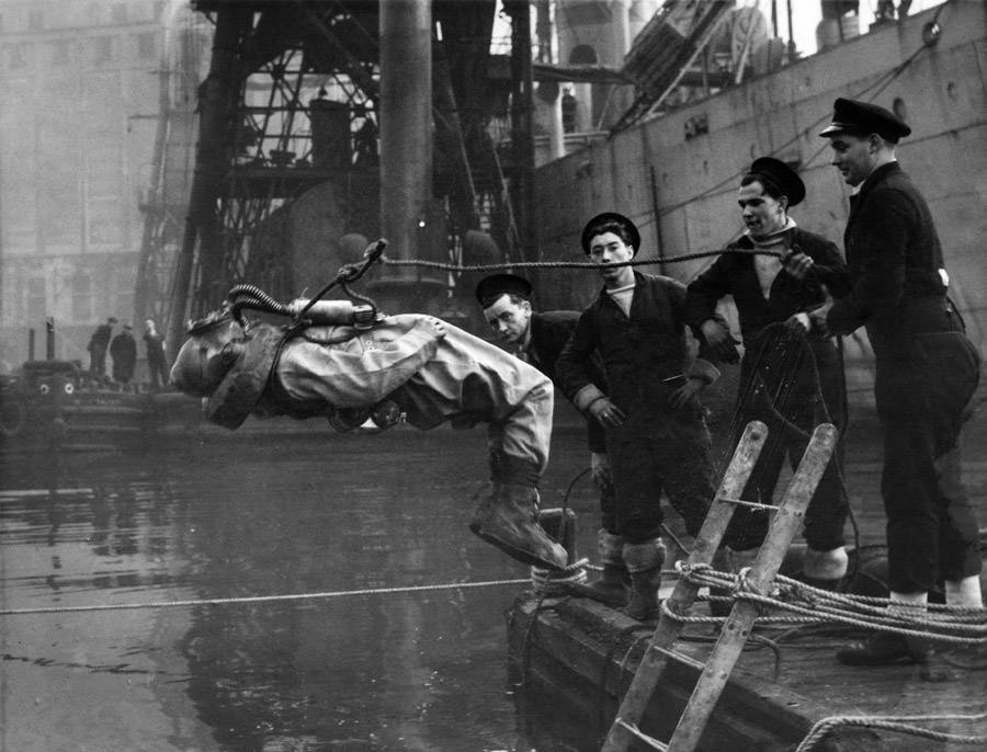 Into The Abyss: 20 Fascinating Vintage Deep Sea Diving Photos