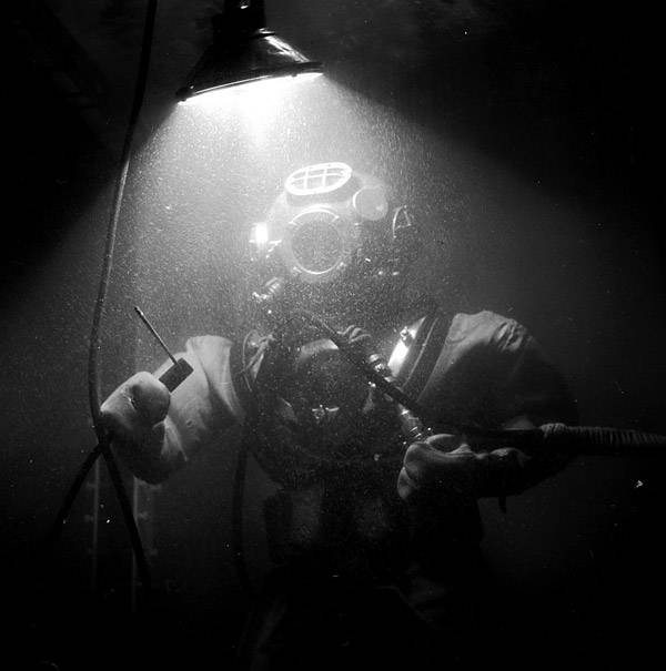 Into The Abyss: 20 Fascinating Vintage Deep Sea Diving Photos