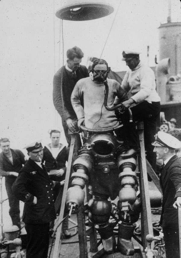 Into The Abyss: 20 Fascinating Vintage Deep Sea Diving Photos