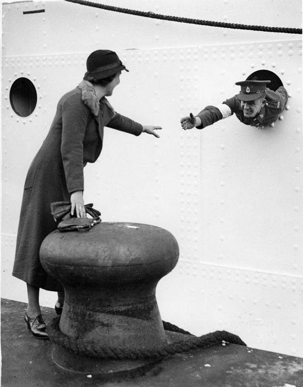 25 Heartbreaking Wartime Goodbyes Of Decades Past - AMZ Newspaper