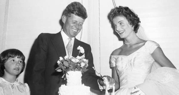 "One Brief Shining Moment": The Kennedy Romance In Photographs
