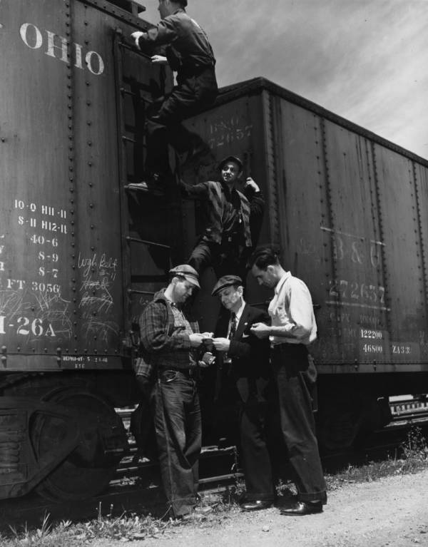 On The Road: 24 Vintage Photos Of Hobo Life In America