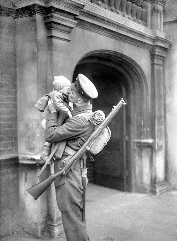 25 Heartbreaking Wartime Goodbyes Of Decades Past - AMZ Newspaper