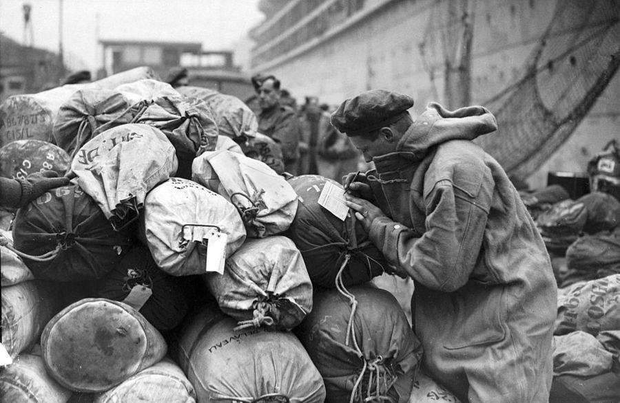 25 Heartbreaking Wartime Goodbyes Of Decades Past, In Photos