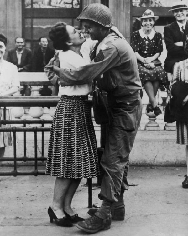 20 Celebration Photos Taken Just As WWI And WWII Came To An End