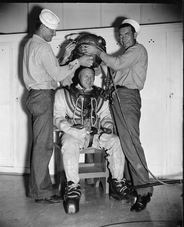 Into The Abyss: 20 Fascinating Vintage Deep Sea Diving Photos