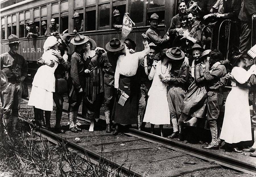 25 Heartbreaking Wartime Goodbyes Of Decades Past | Vidan.org