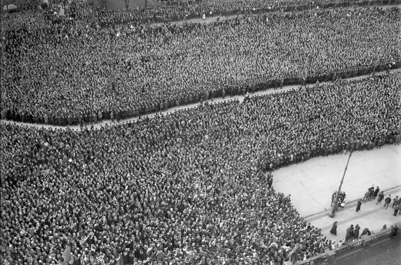 36 Chilling Photos That Explain The Nazis' Rise To Power