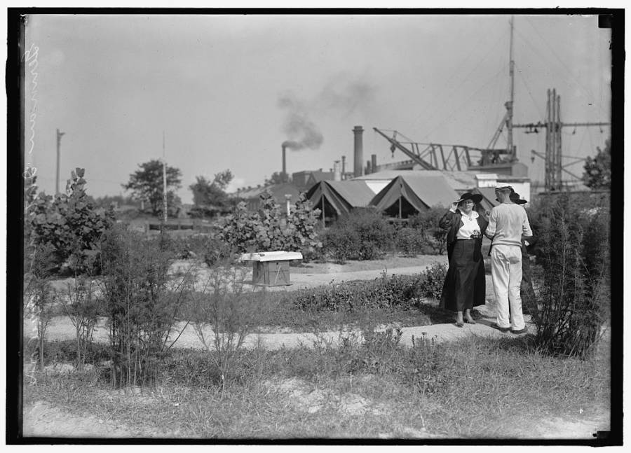 24 Devastating Photographs Of German-American Internment During WWI